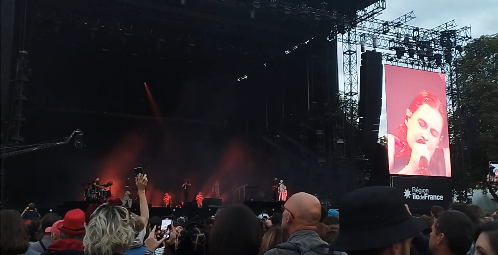 Christine and the Queens transporte les spectateurs dans un voyage ...