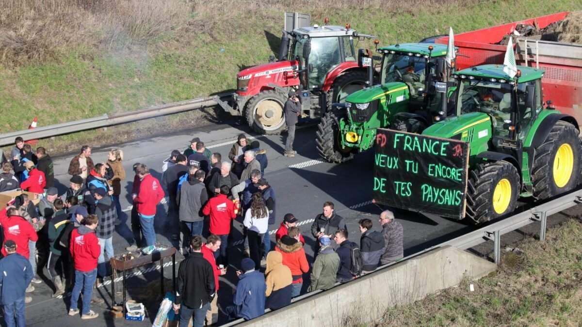 Grève des agriculteurs : blocages et colère en France 2025